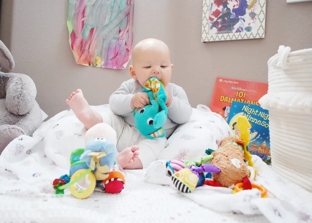8 Fun and Interactive Ways to Entertain Your Baby - Motherhood Sprouting